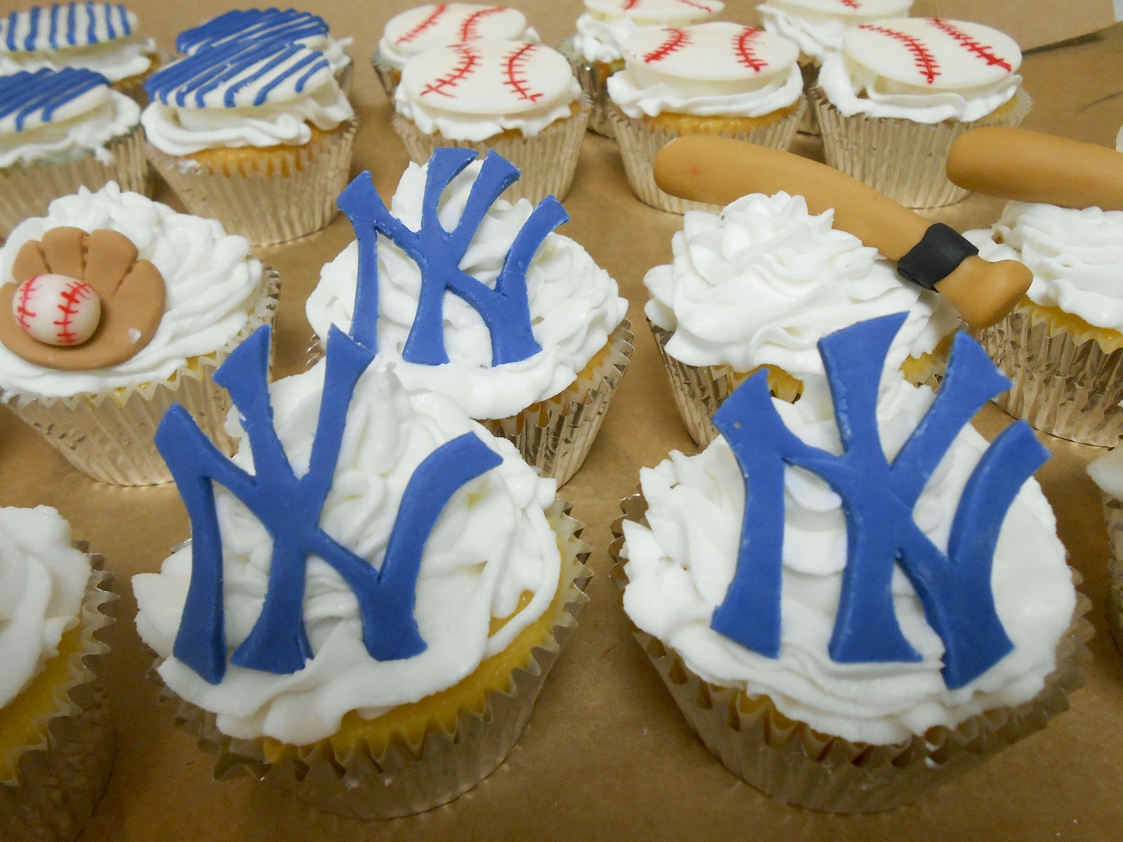 Michelle's Cakes: Yankees cake and cupcakes