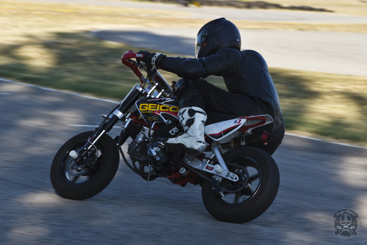 Cafe Racer Attitude: Pit Bike en circuito