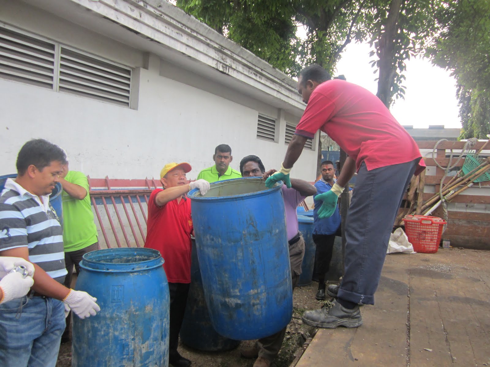 KHIDMAT MERU: GOTONG ROYONG DI PASAR BESAR KLANG