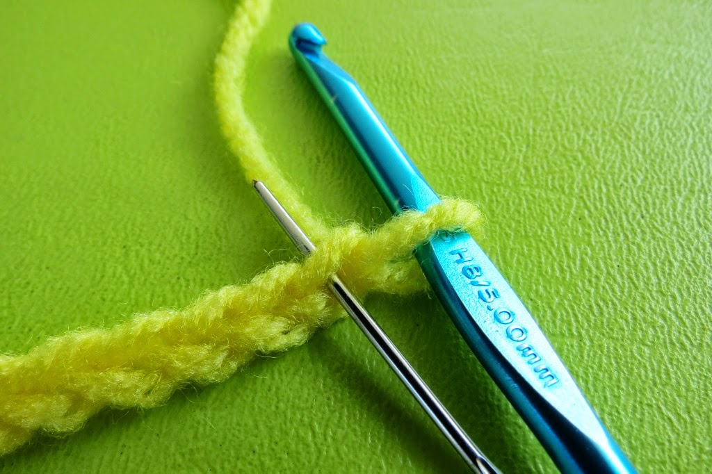 Sweet Bee Buzzings: Crochet Tutorial: Interlocking Loops