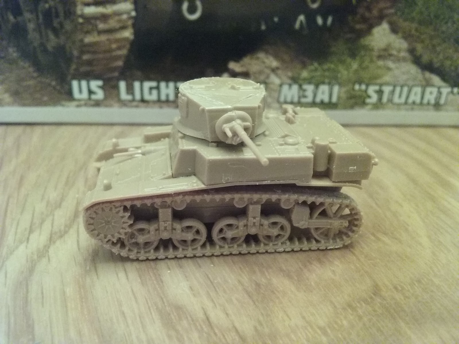 Zvezda M3A1 Stuart US Light Tank kit 1/100 15mm scale unboxing and review