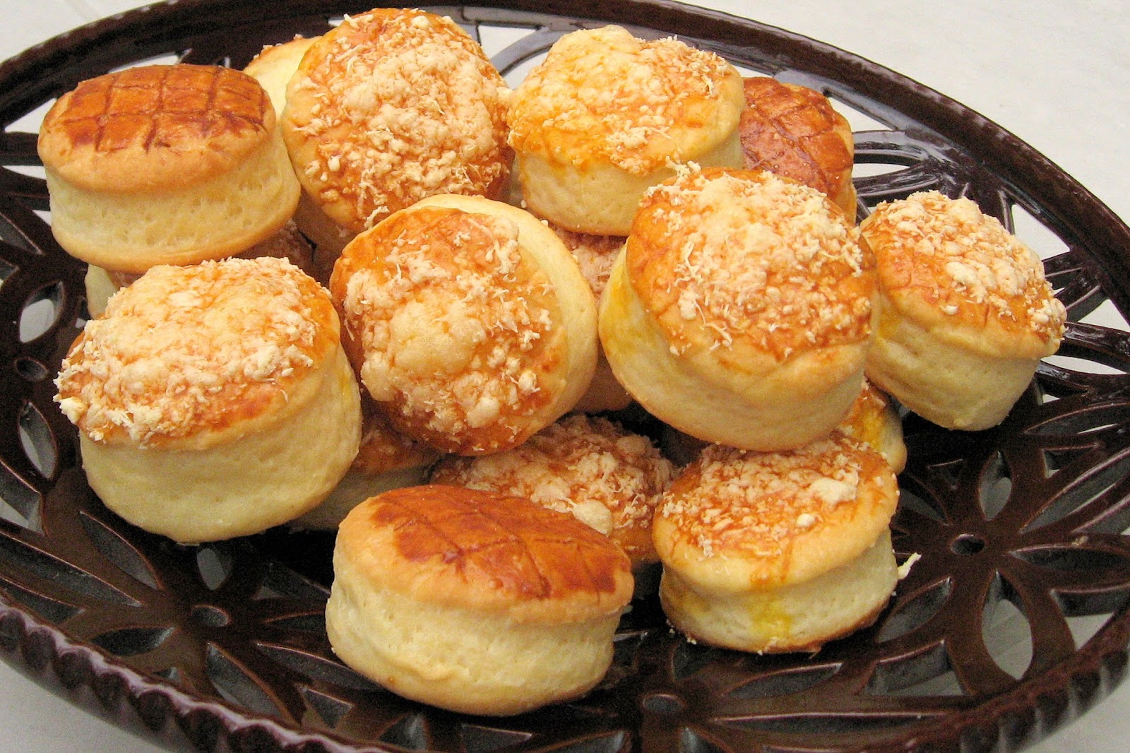 k o n y h a t ú r a: Vajas, sajtos pogácsa