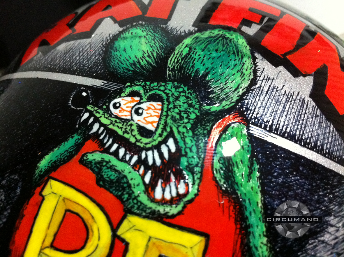 CIRCUMANO: Rat Fink de Ed Roth no capacete