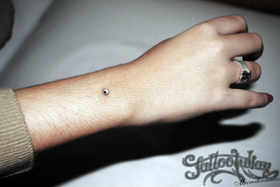 Microdermal Polso Con Tattoos