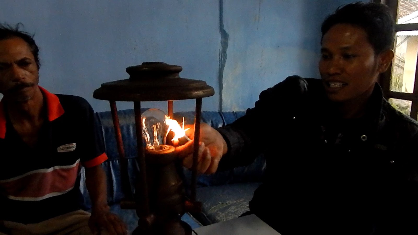 Lampu Listrik Ini Dinyalakan dengan Korek Api dan Dimatikan dengan ...