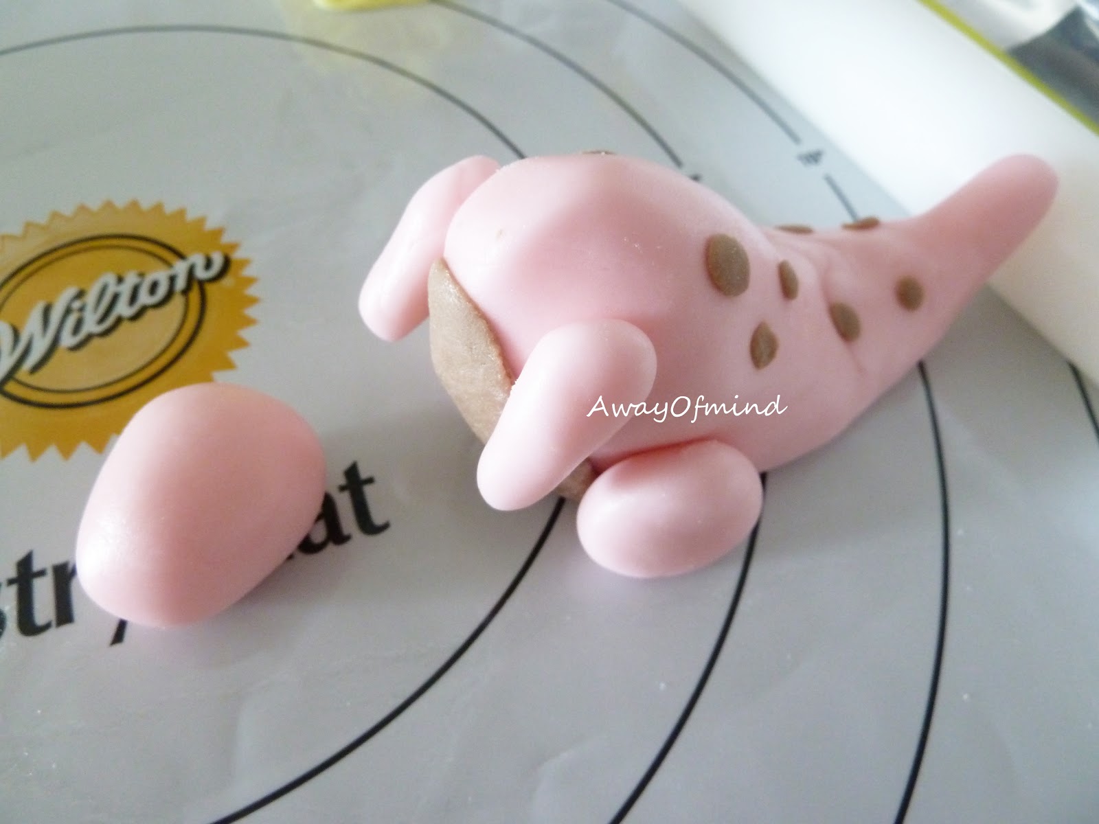 Awayofmind Bakery House: Dinosaur Fondant : Success!