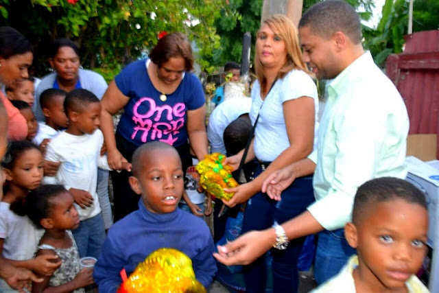 El Movimiento Acción Azuana realiza entrega de Juguetes en La Ciénaga ...