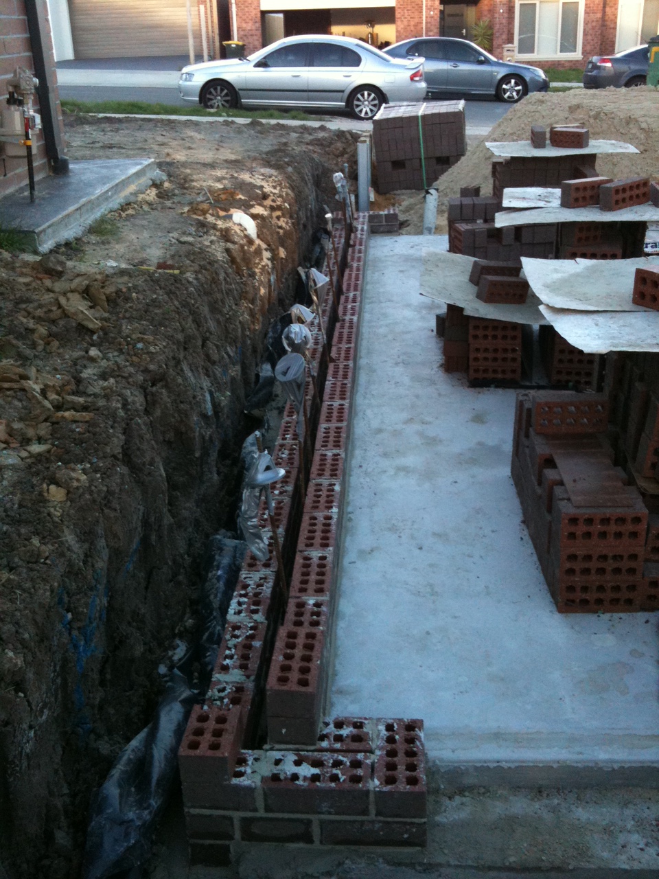 Steve & Mel's Henley 'Cooper' Build.: Garage Wall/Part retaining wall ...