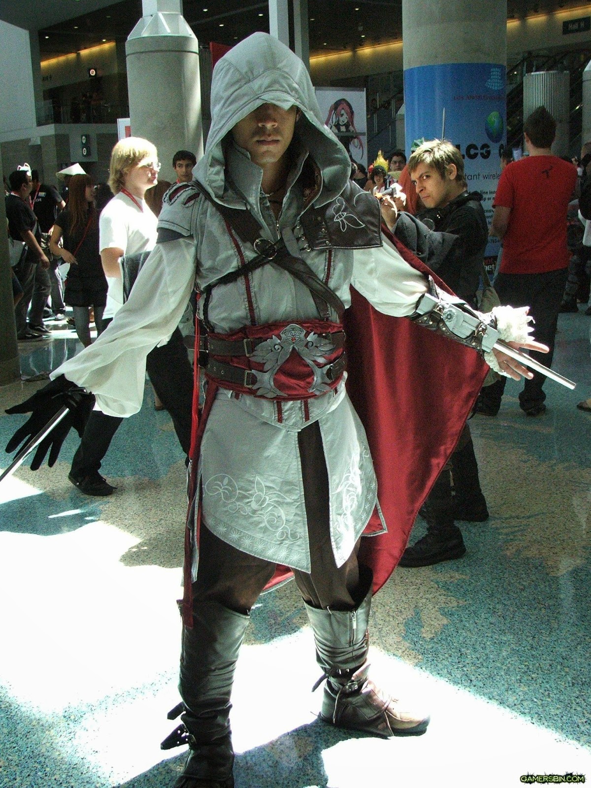 15 White Assassin Outfit Cosplay Design Photos - Creative Cosplay Designs