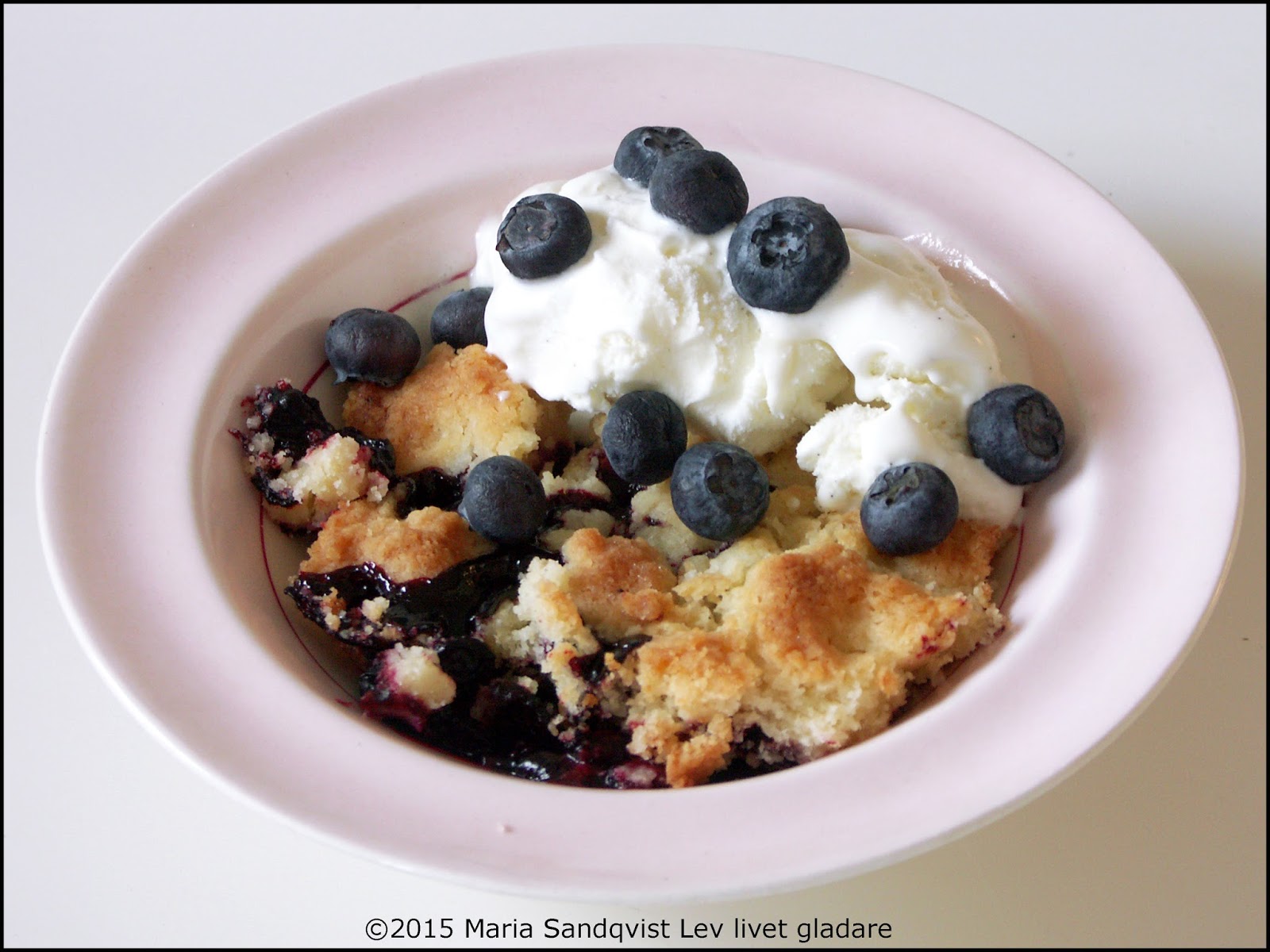 Lev livet gladare: Enkel smulpaj med frukt eller bär
