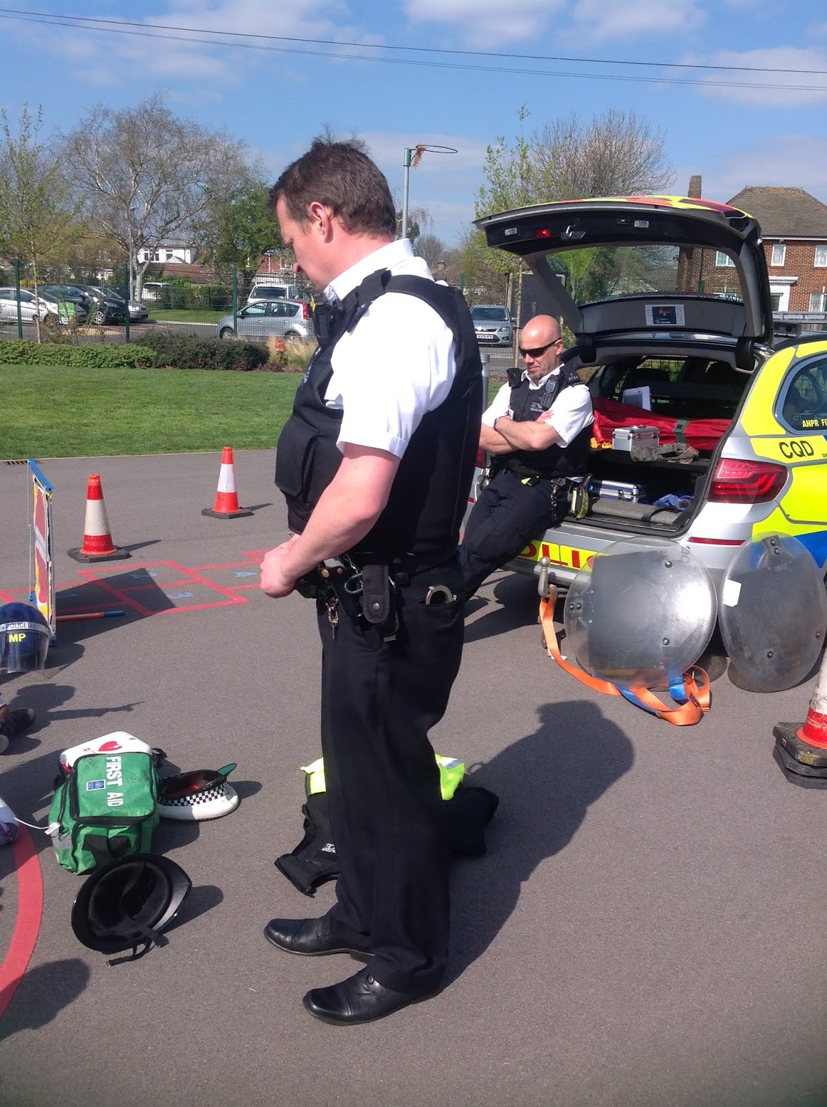 Suttons Primary School: Police visit Reception!