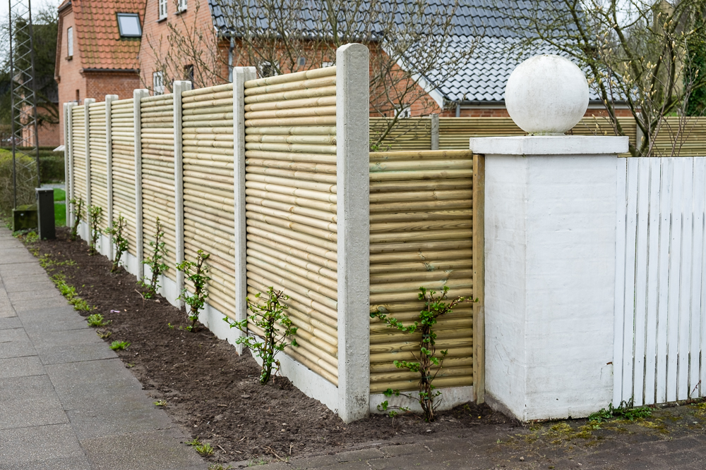 My loving home and garden: Det nye hegn har fået grønt selskab :-)