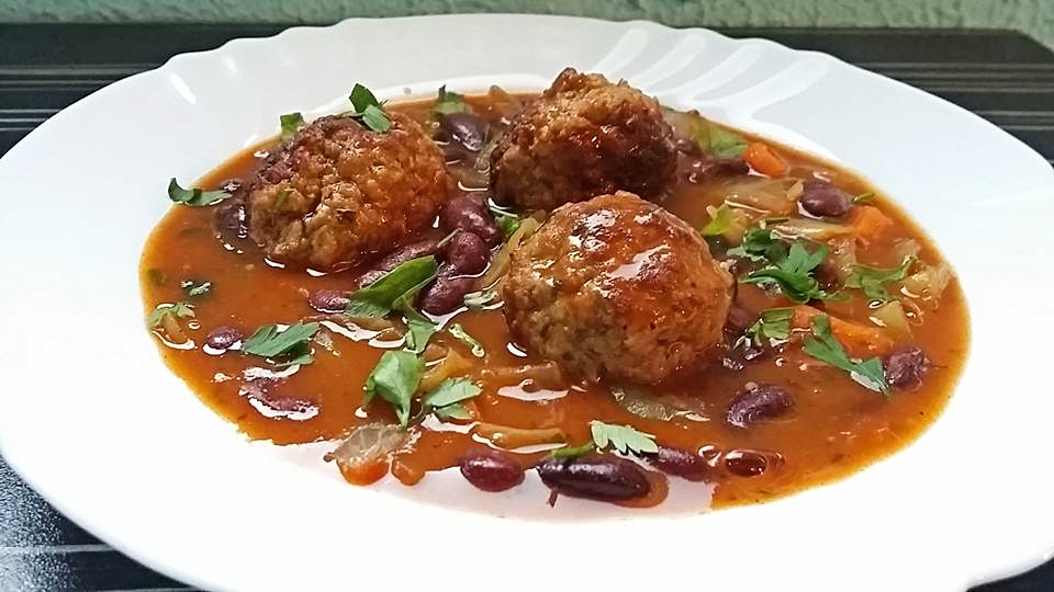 Експлозия от вкусове и аромати: Яхния с червен боб и кюфтенца