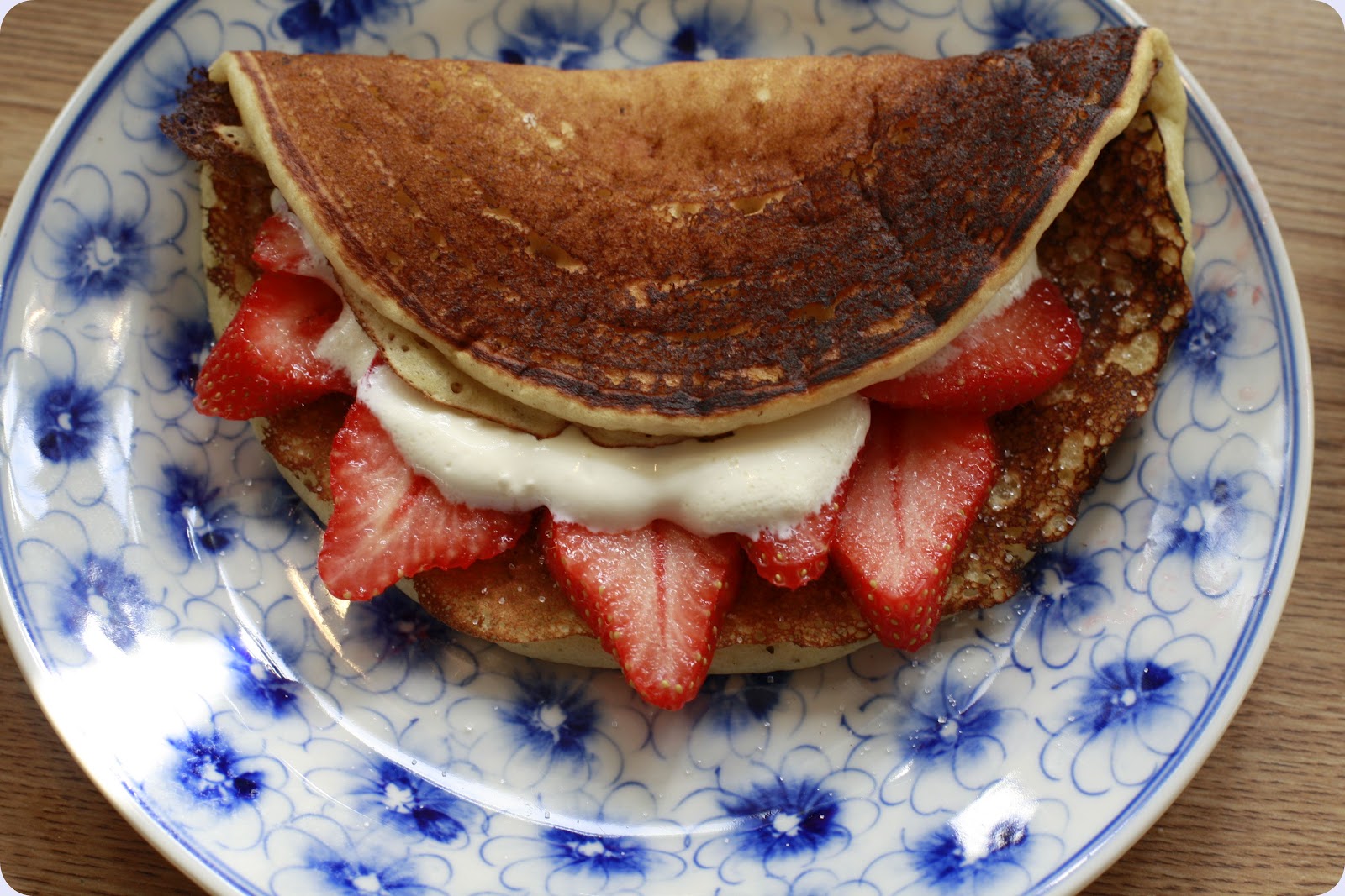 Svele med jordbær og rømme – Grys kjøkkenskriverier