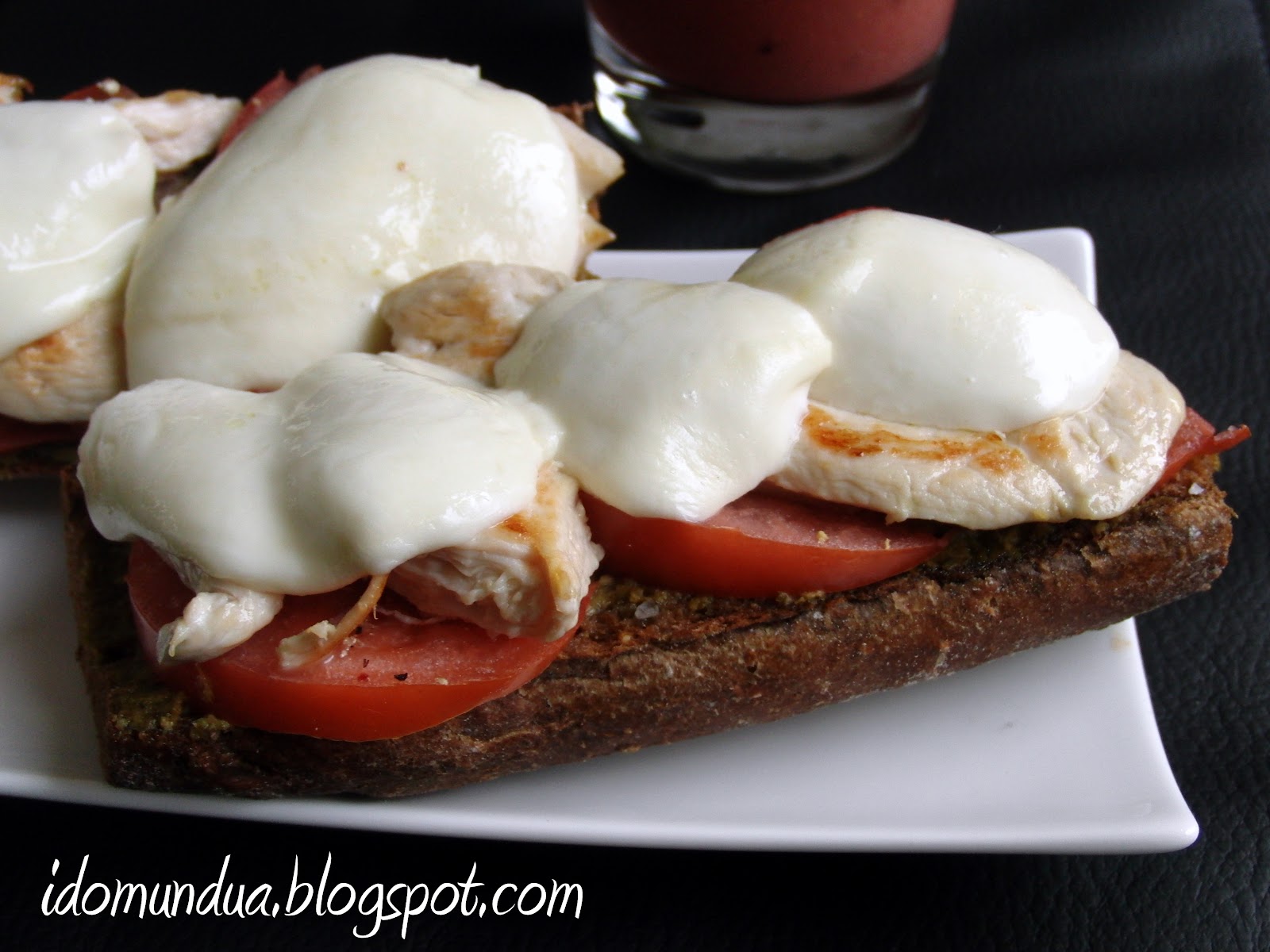 idomundua: PANINI DE POLLO CON PESTO Y MOZZARELLA
