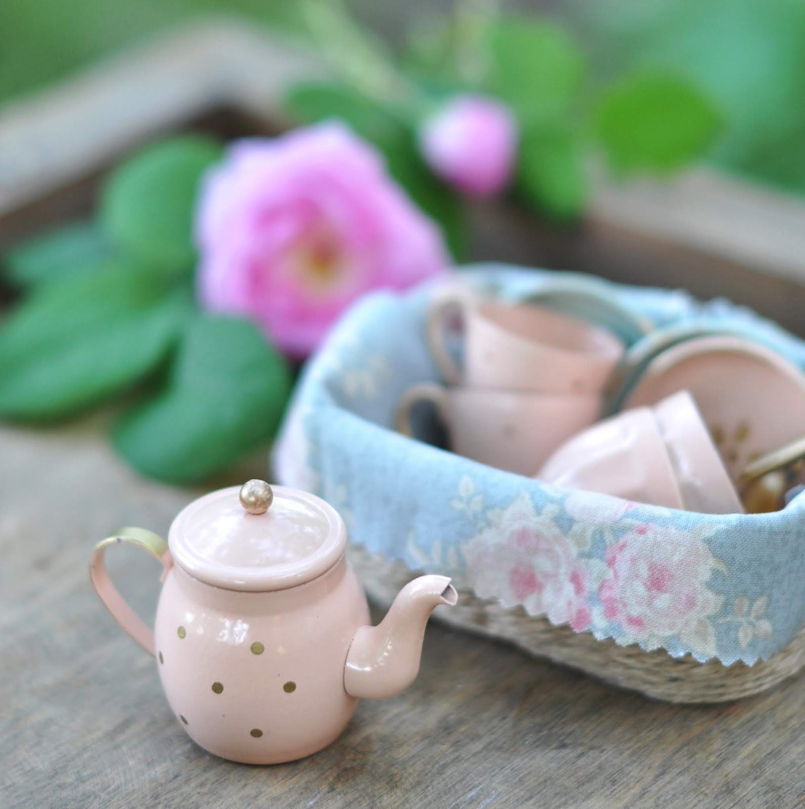 Living on the Rainbow: Чаепитие у розового куста / Miniature tea party