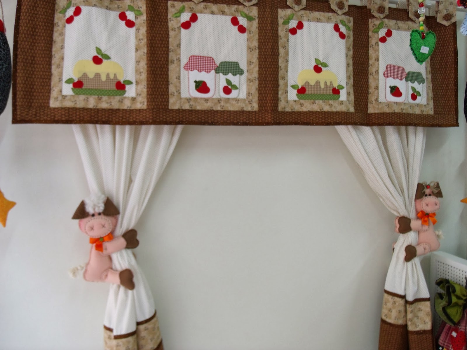 As Formiguinhas: CORTINAS DE PATCHWORK