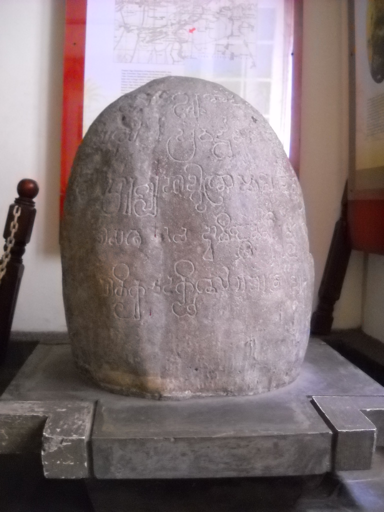 Nela's World: 7 Prasasti Kerajaan Tarumanegara