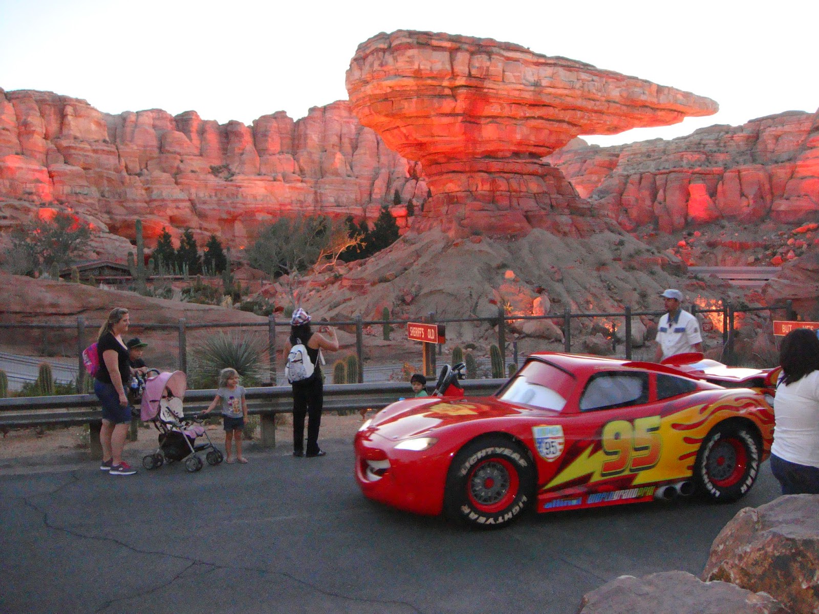 Viajando Con Familia: La Tierra de Cars (Cars Land) en Disney ...