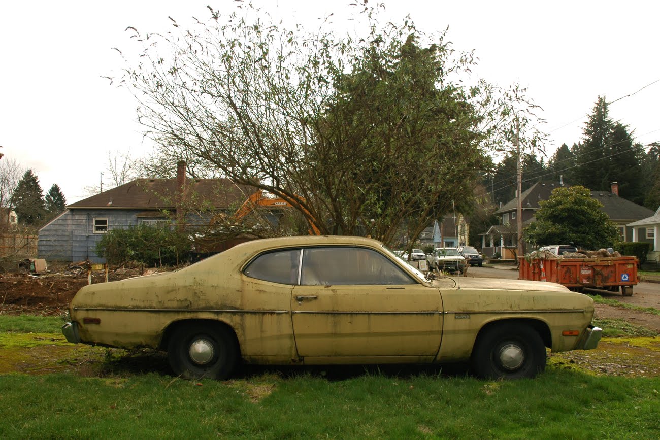 OLD PARKED CARS.: 1975 Plymouth Duster.