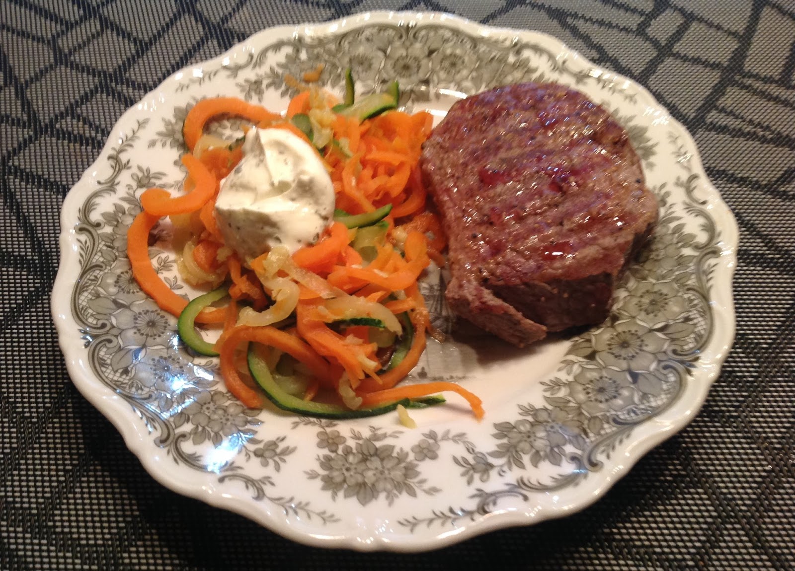 Wessels low carb Welt: Rinderhüftsteak auf Gemüsenudeln