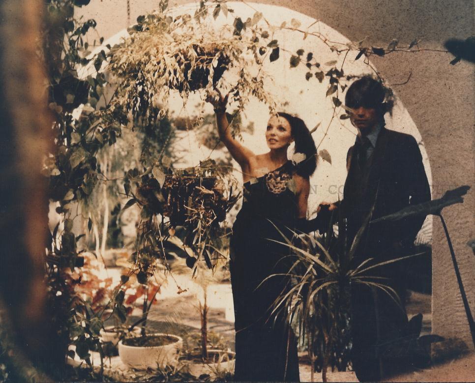 LEGENDARY DAME!: PHOTO OF THE DAY : JOAN REACHES OUT FOR THE STUD!