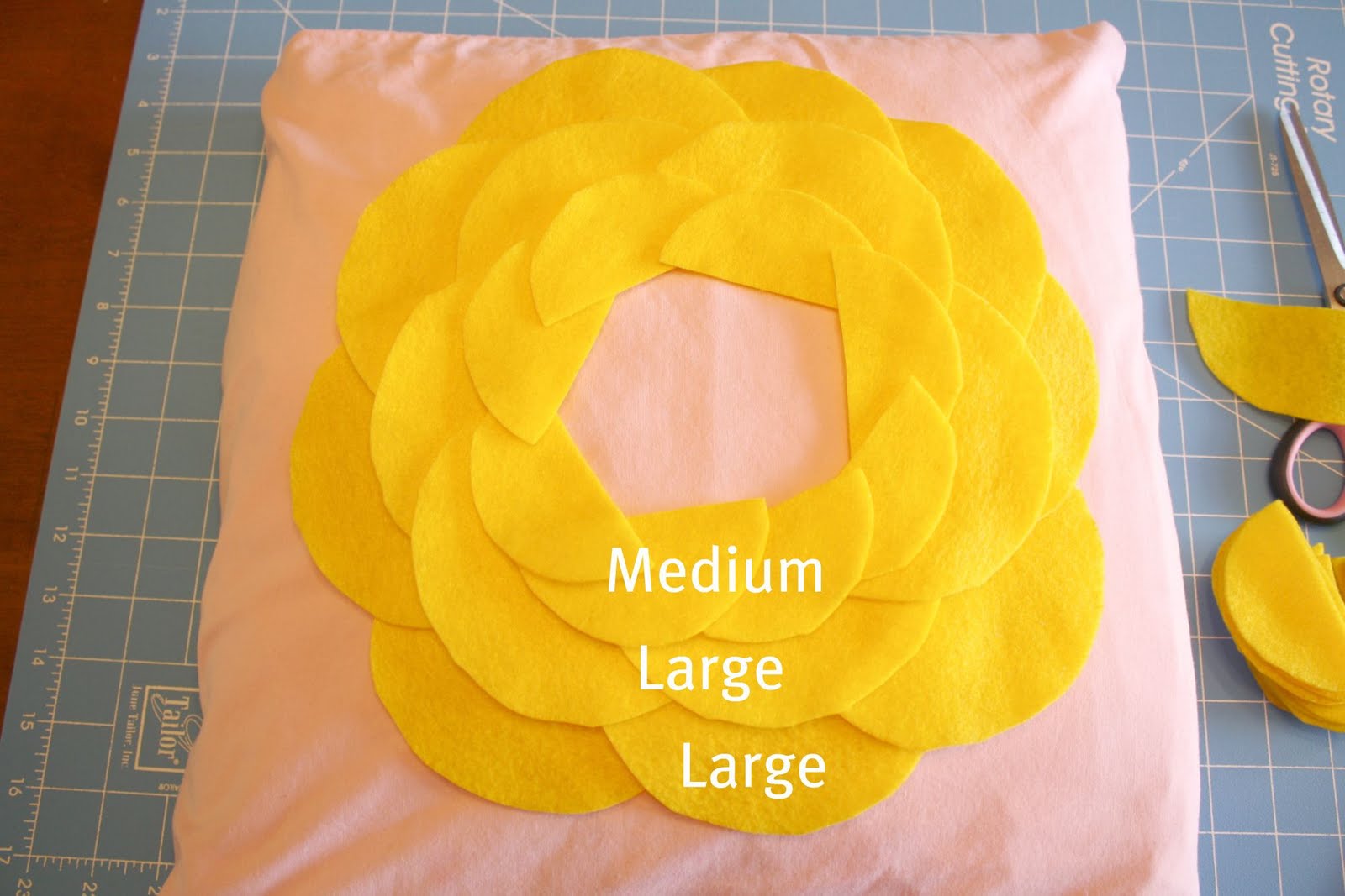 NatSprat: No-Sew Felt Flower Pillow Tutorial