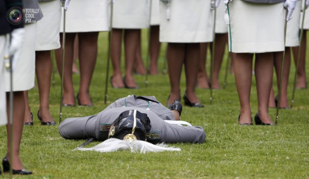 Welcome to TJLarins' Blog: Fainting Military Personnels on Duty (Photos)
