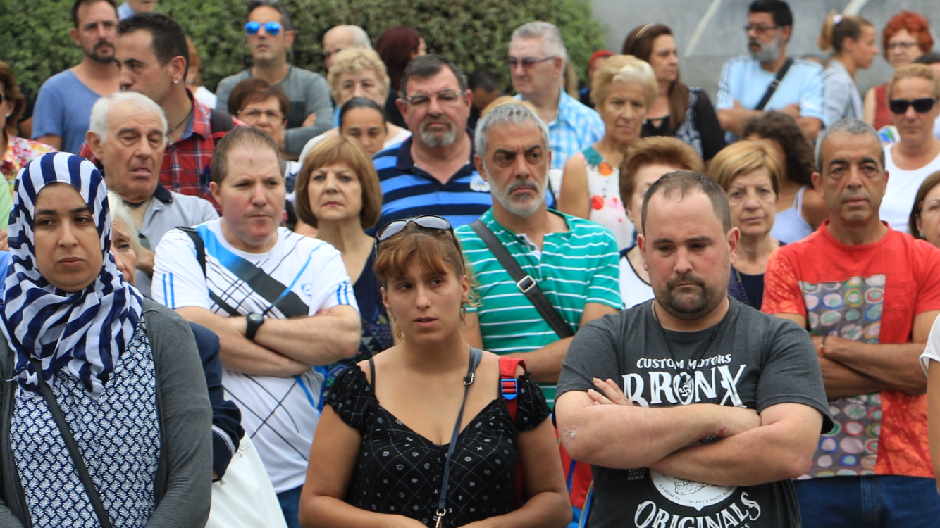 200 personas se concentra en repulsa a los atentados en Barcelona y ...