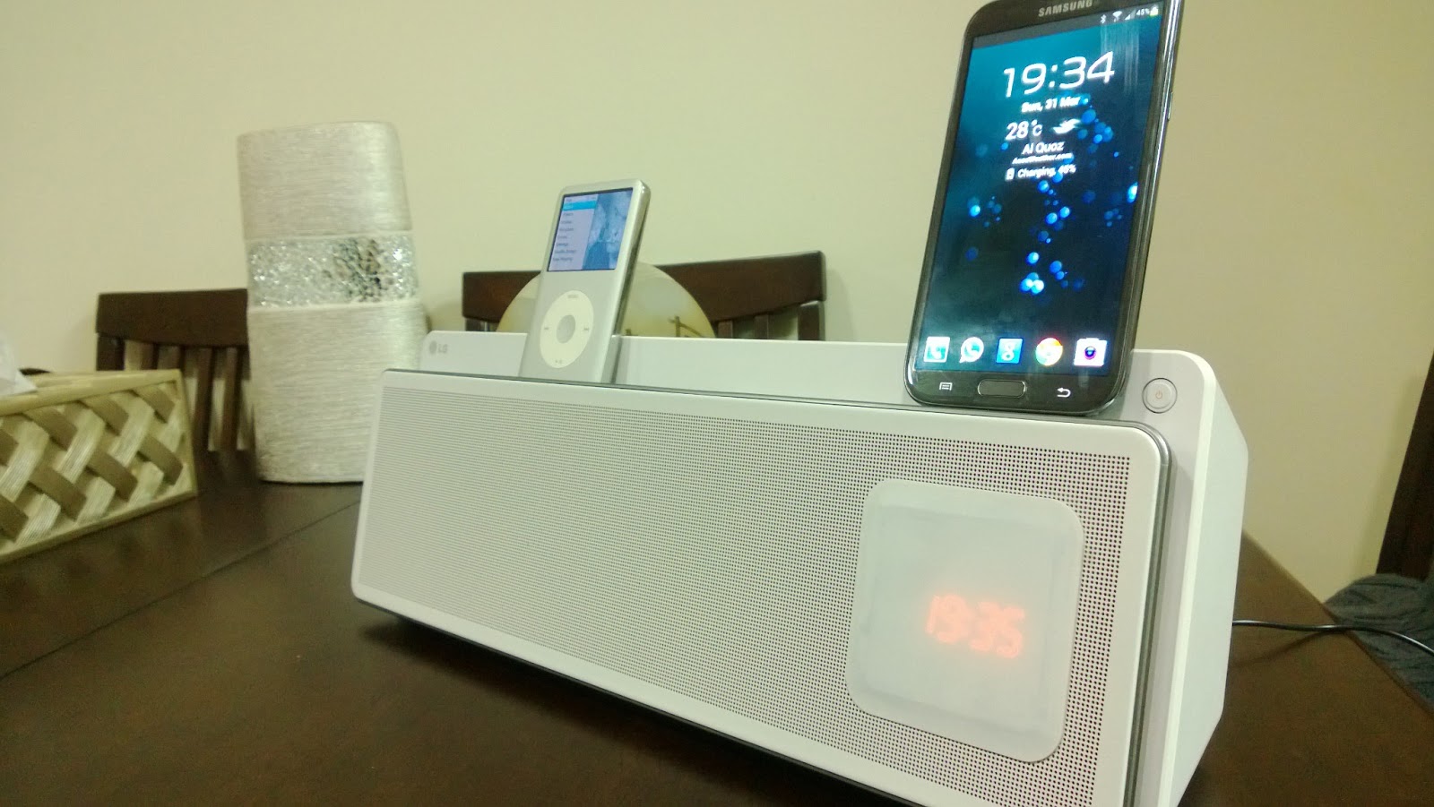 Gadget Camel: LG ND5520 Dual Dock Speaker Review