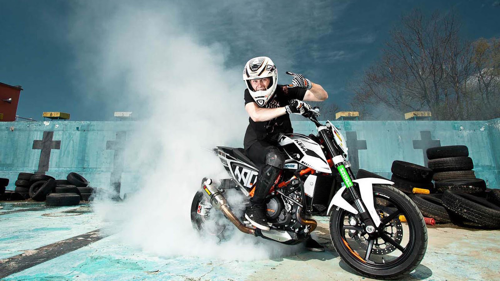 stunter bikes and cars: Dangerous Bike Stunt