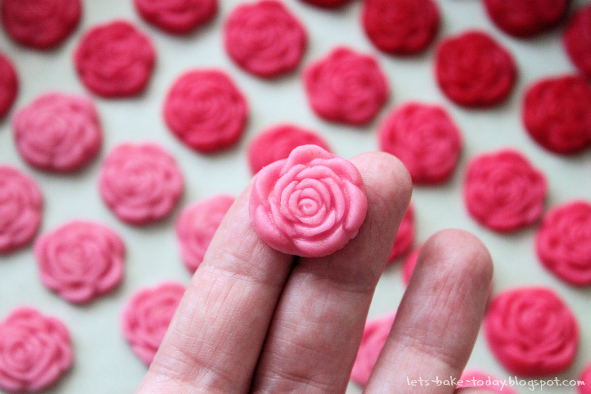 Let's bake today!: Chocolate cake and marzipan roses.