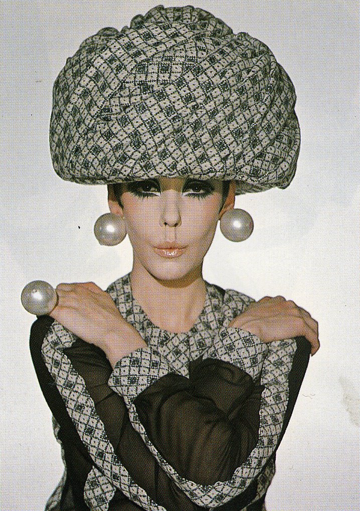 30 Stunning Color Photographs of the "Queen of Mod" Peggy Moffitt in ...