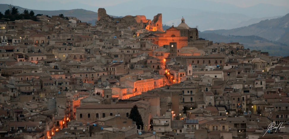 Amici della Biblioteca - Pietraperzia: "CAMPANA" di Paolo Cortesi