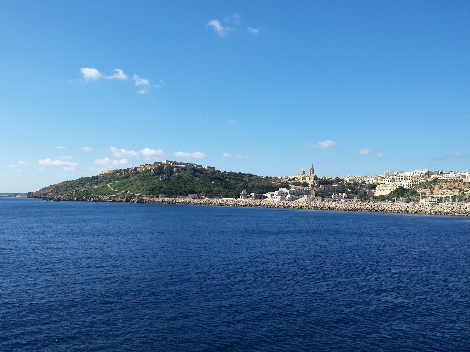 Doi plimbareti: ENG -- Malta - the island of Gozo