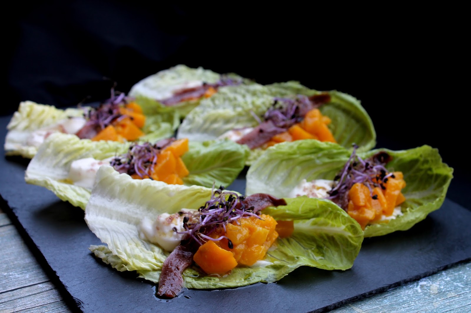 Mis tapas: Tacos de burrata, anchoa y melocotón en hoja de lechuga