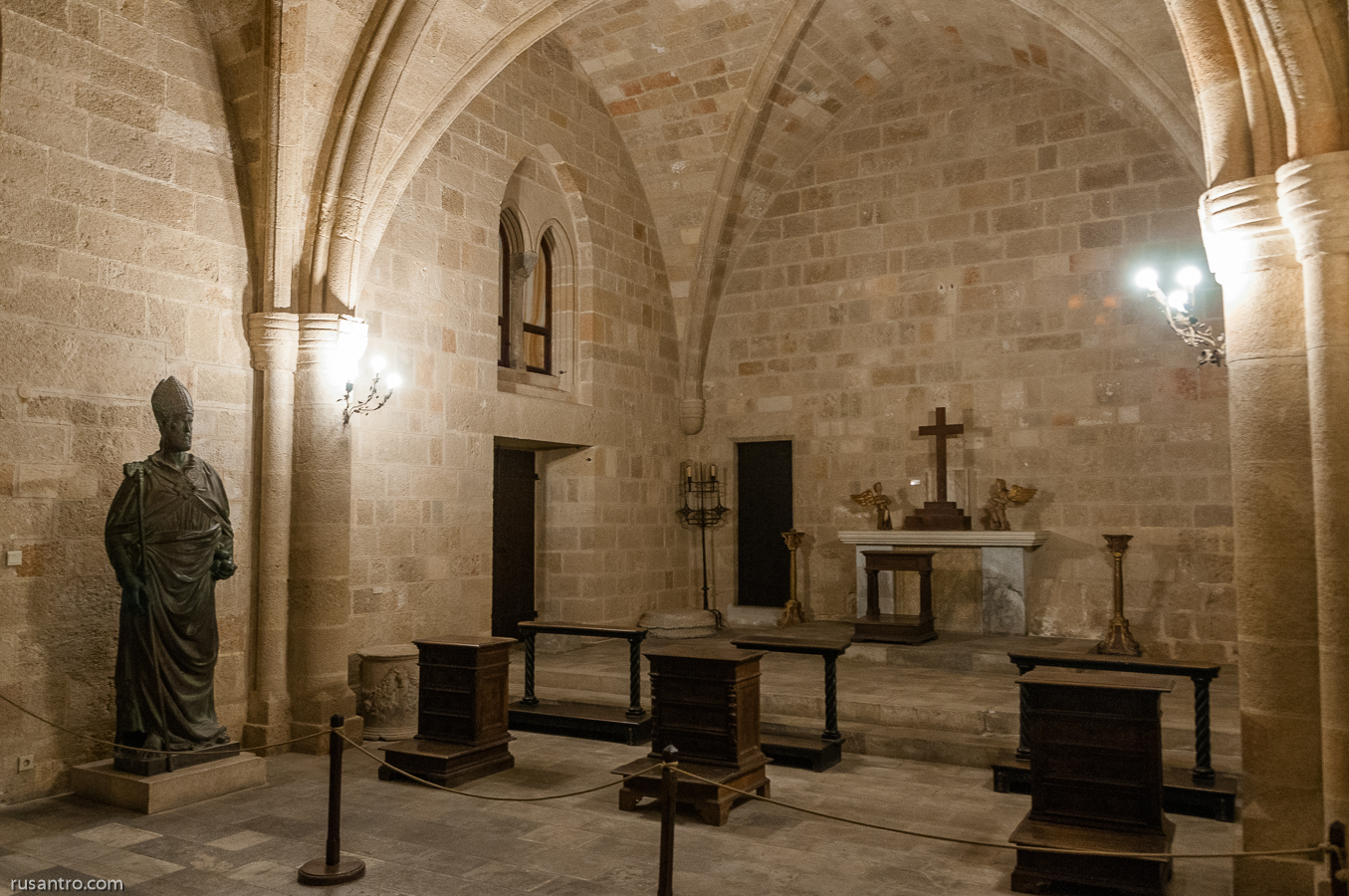 Rodas salas noslēpumu meklējumos