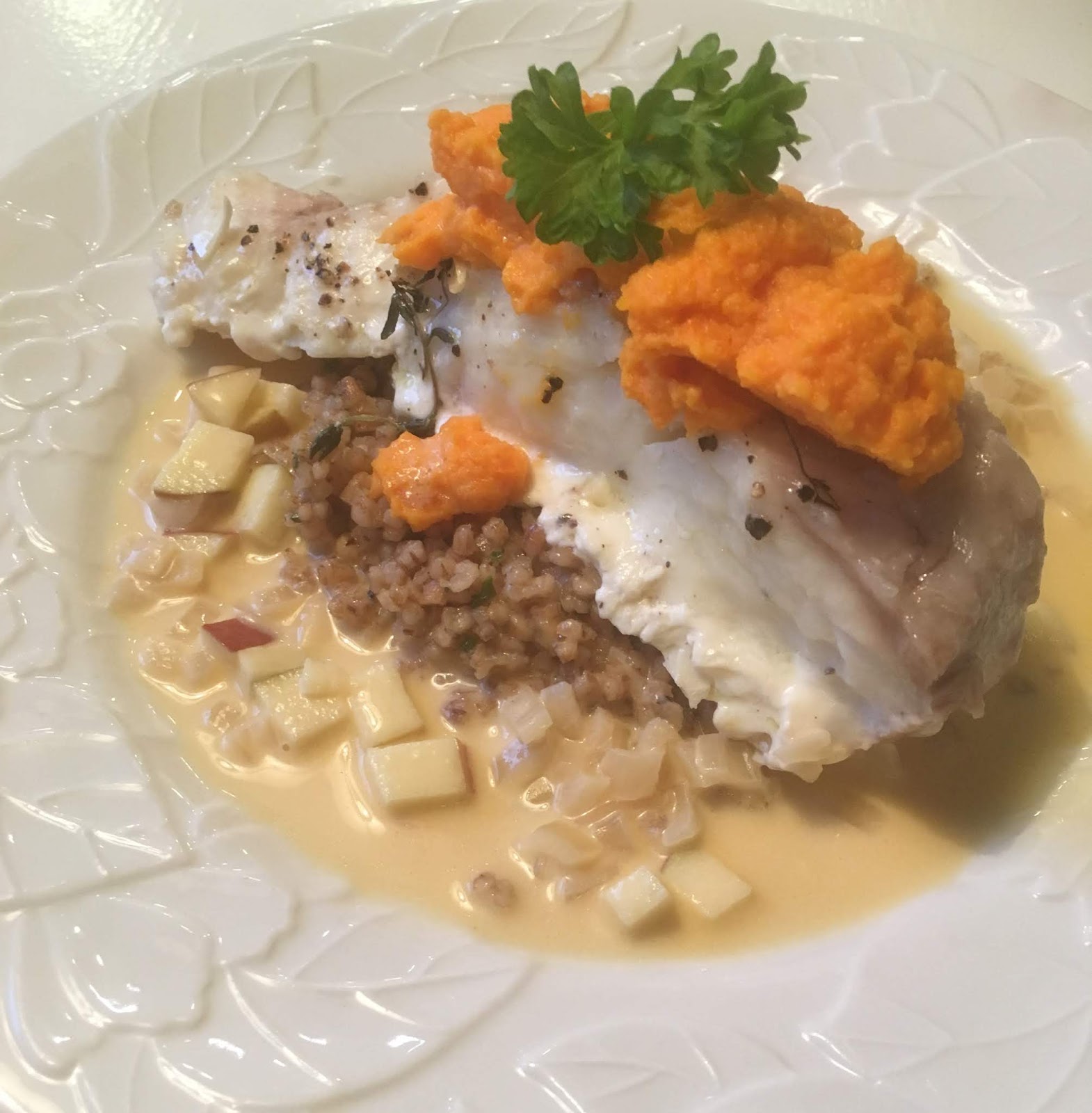 Ovnsbakt kveite med eplesmørsaus og byggrisotto