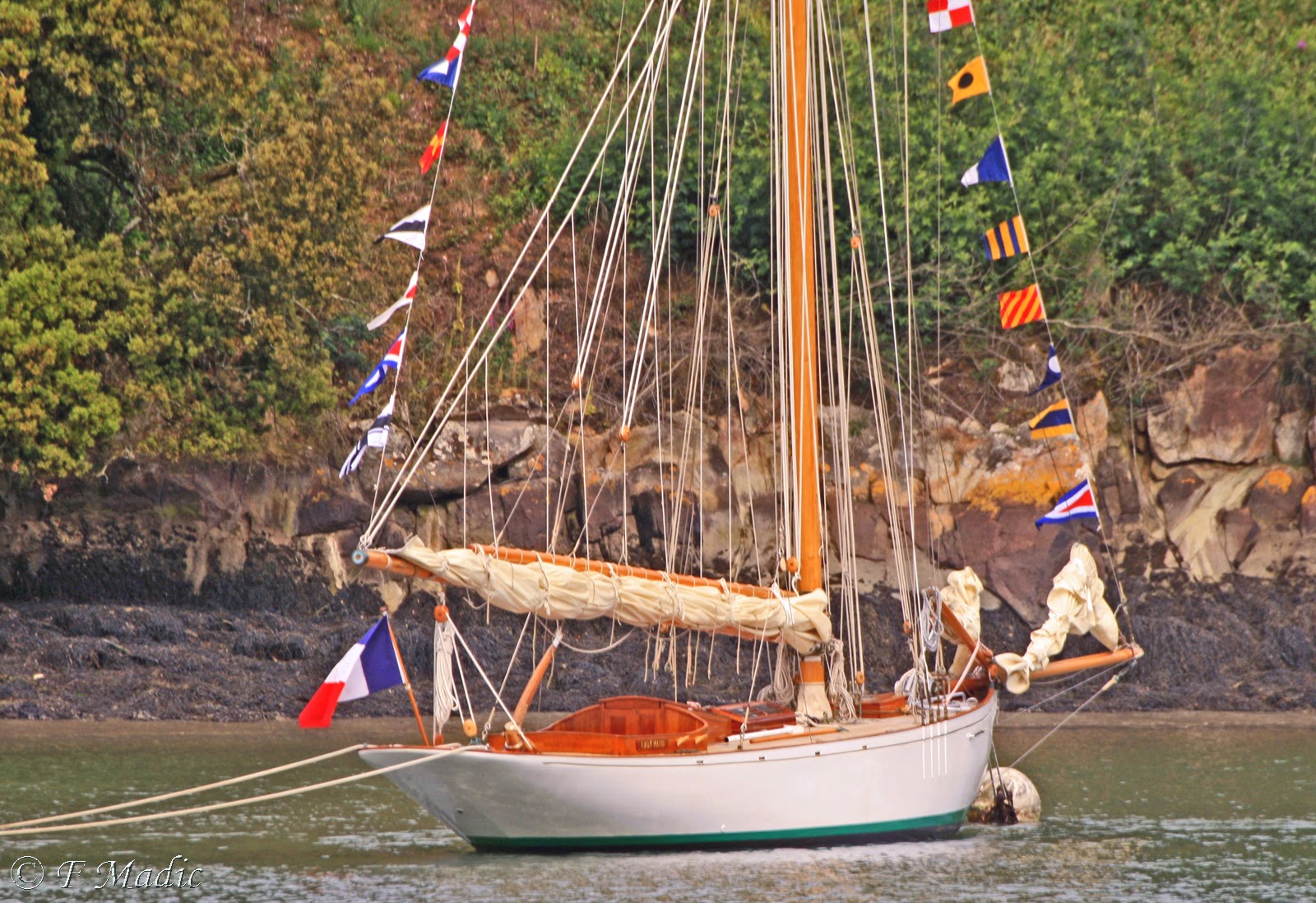 Voilier à un mât (voile aurique ou carrée): LADY MAUD