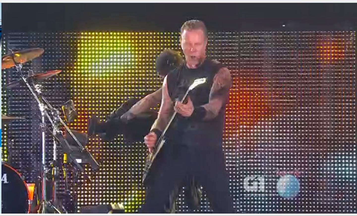 Lars Ulrich Toca bateria com retrovisor no Rock In Rio 2013 - Saberútil