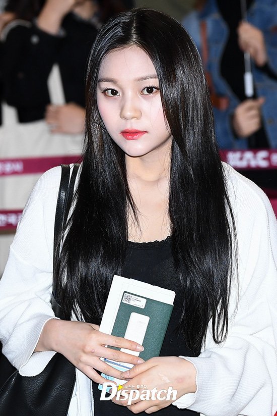 Umji keeps it casual at the airport