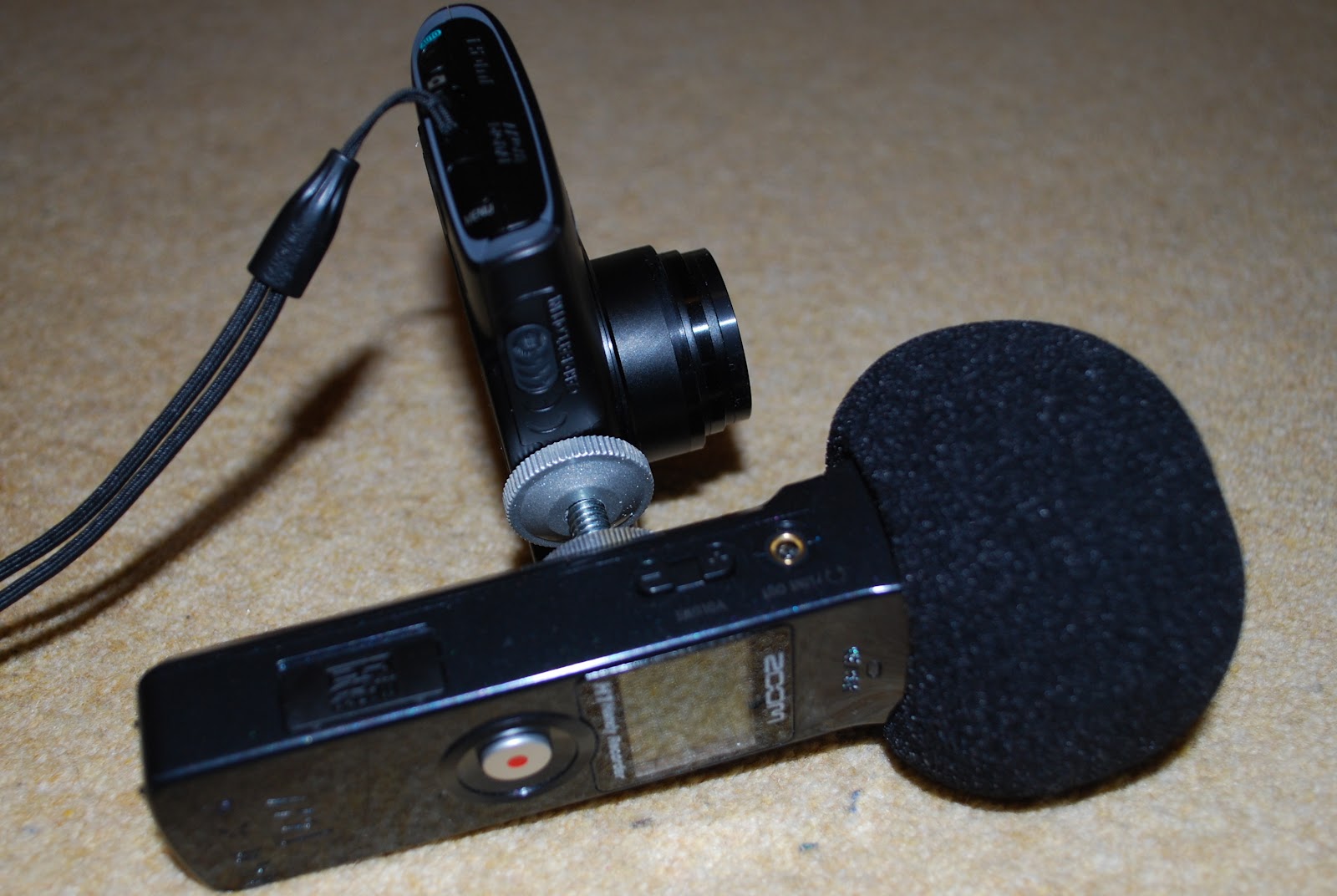 How To Attach an External Microphone To a Digital Camera