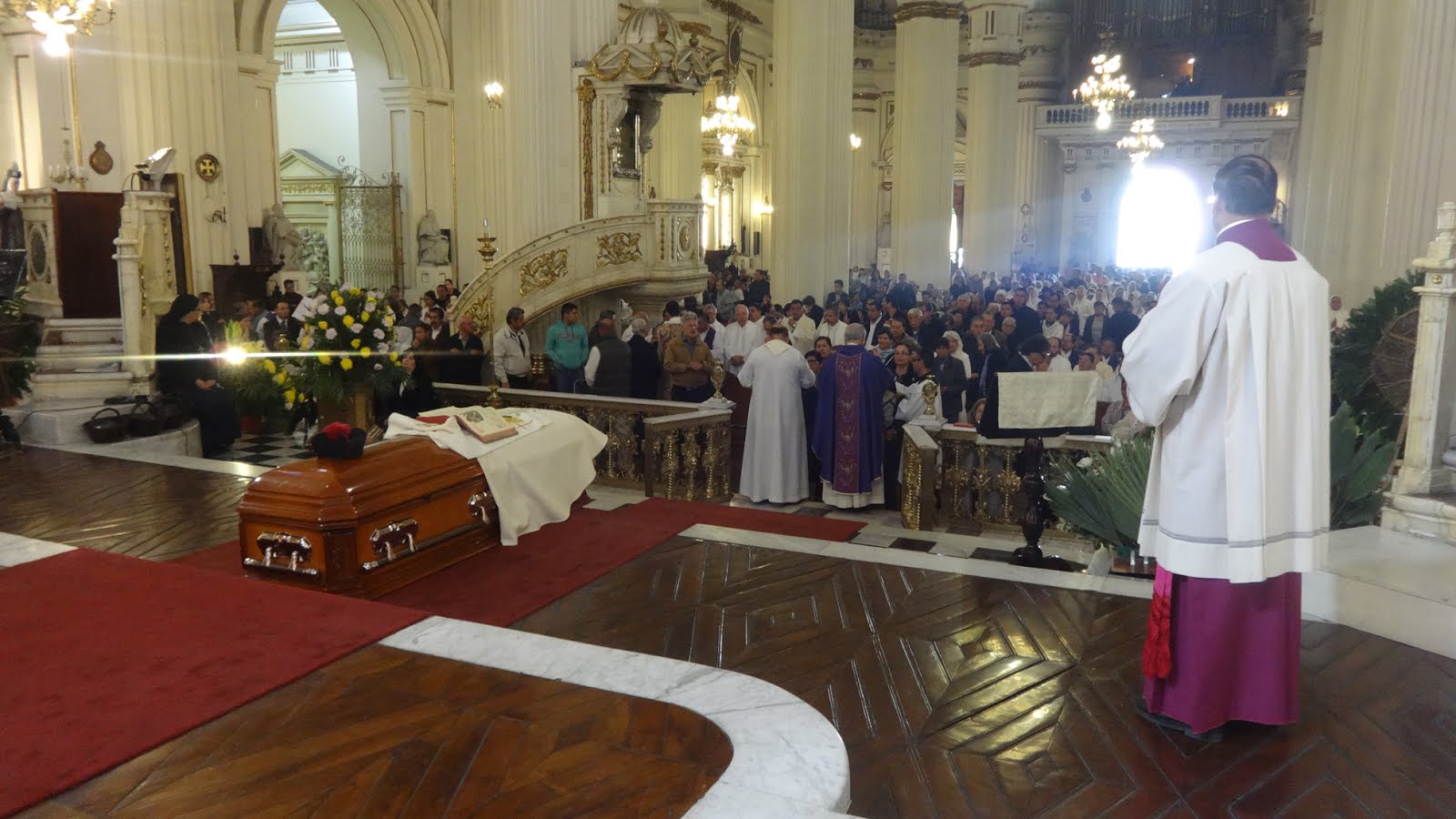 El sacerdote es de Cristo para la Iglesia