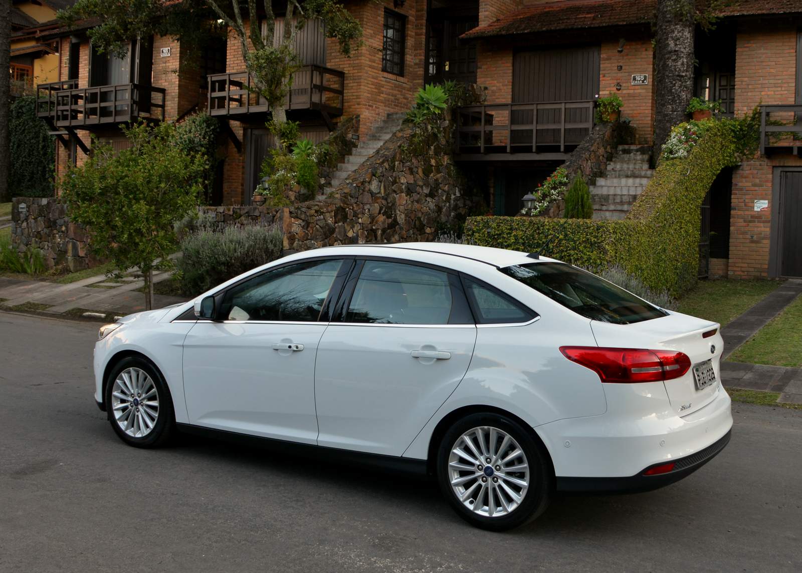 Focus Fastback x VW Jetta: desempenho e custo x benefício