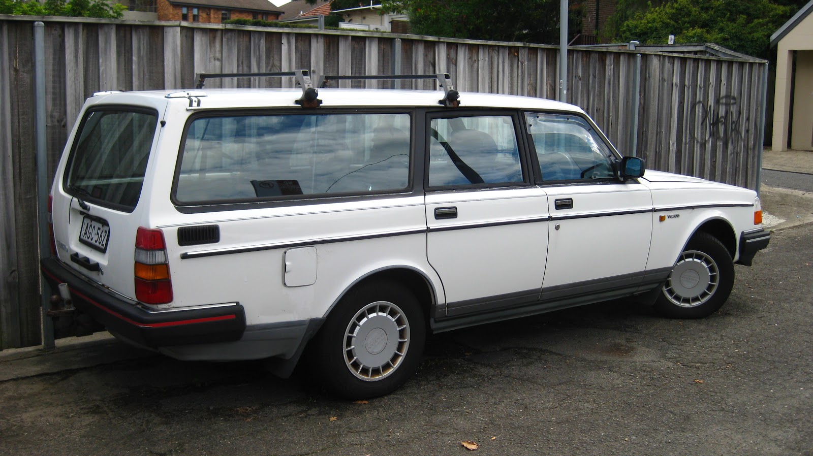 Aussie Old Parked Cars: 1989 Volvo 240 GL Wagon