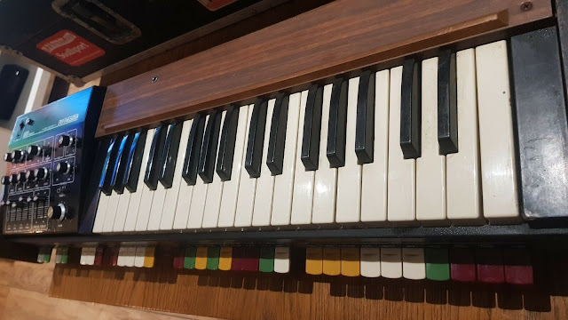 MATRIXSYNTH: Vintage Roland SH-1000 Keyboard w/ Case