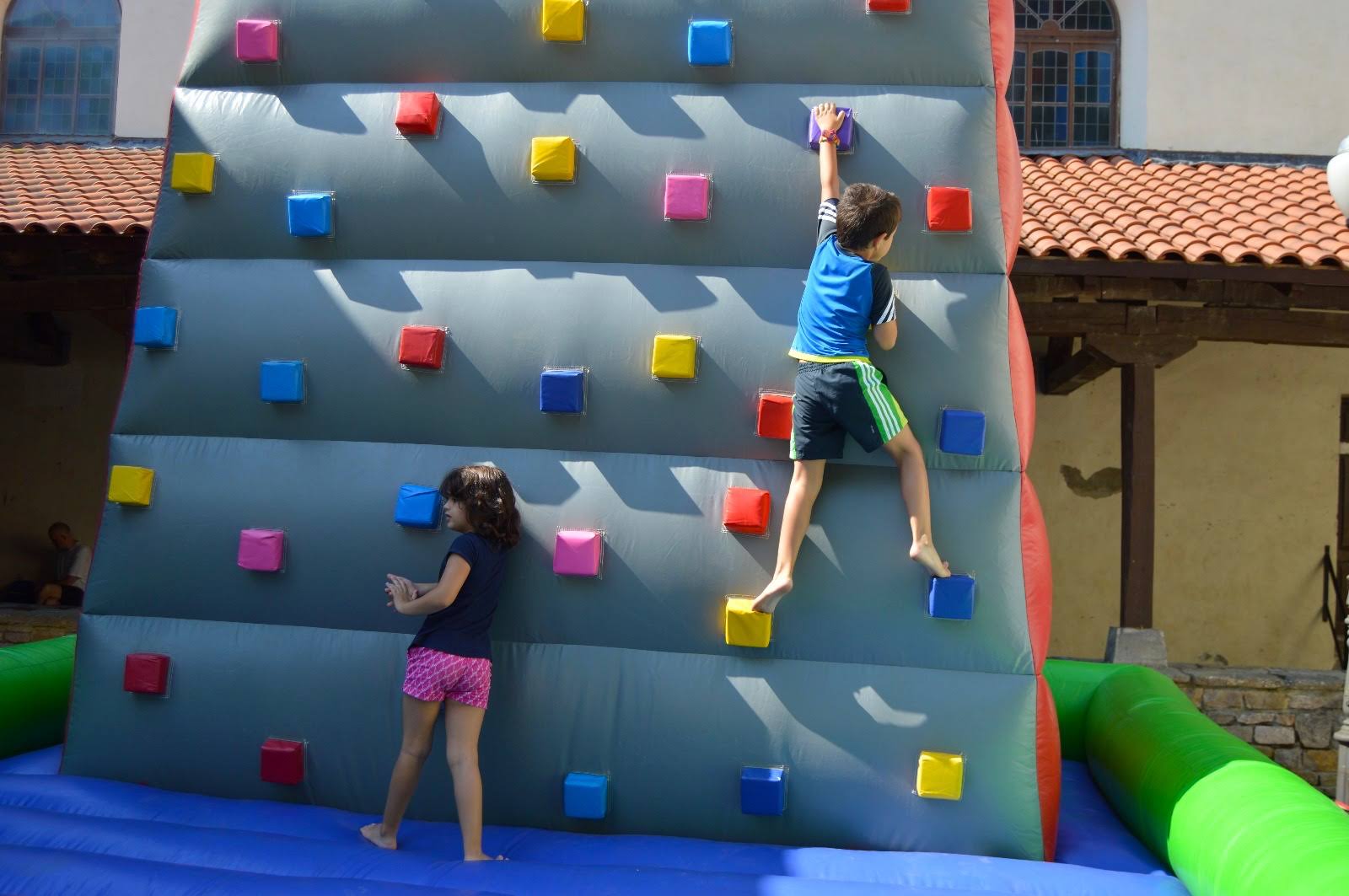 Los niños disfrutan de las fiestas de El Regato con hinchables y camas ...