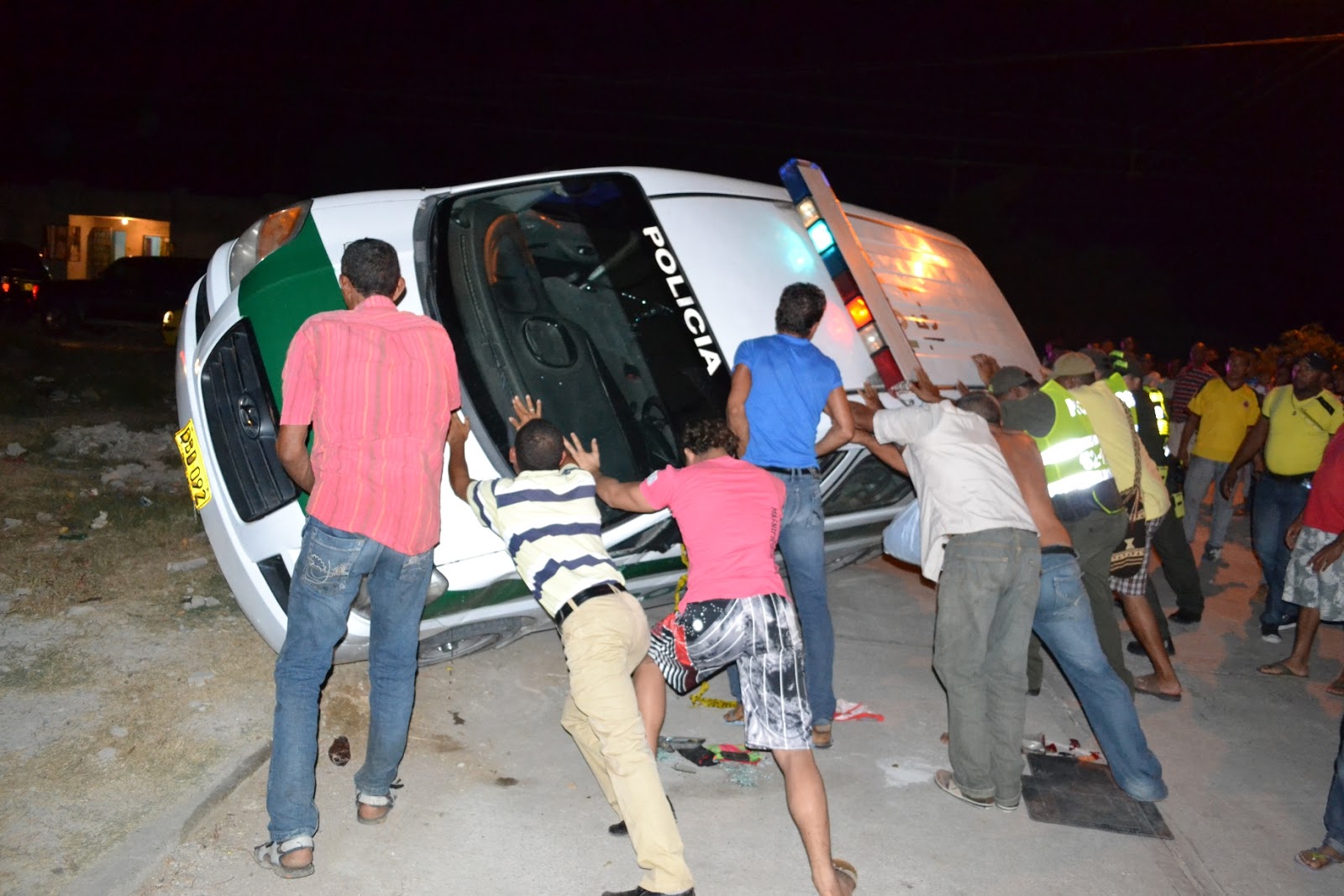 En choque patrulla de policía volteada en calle de Riohacha - La ...
