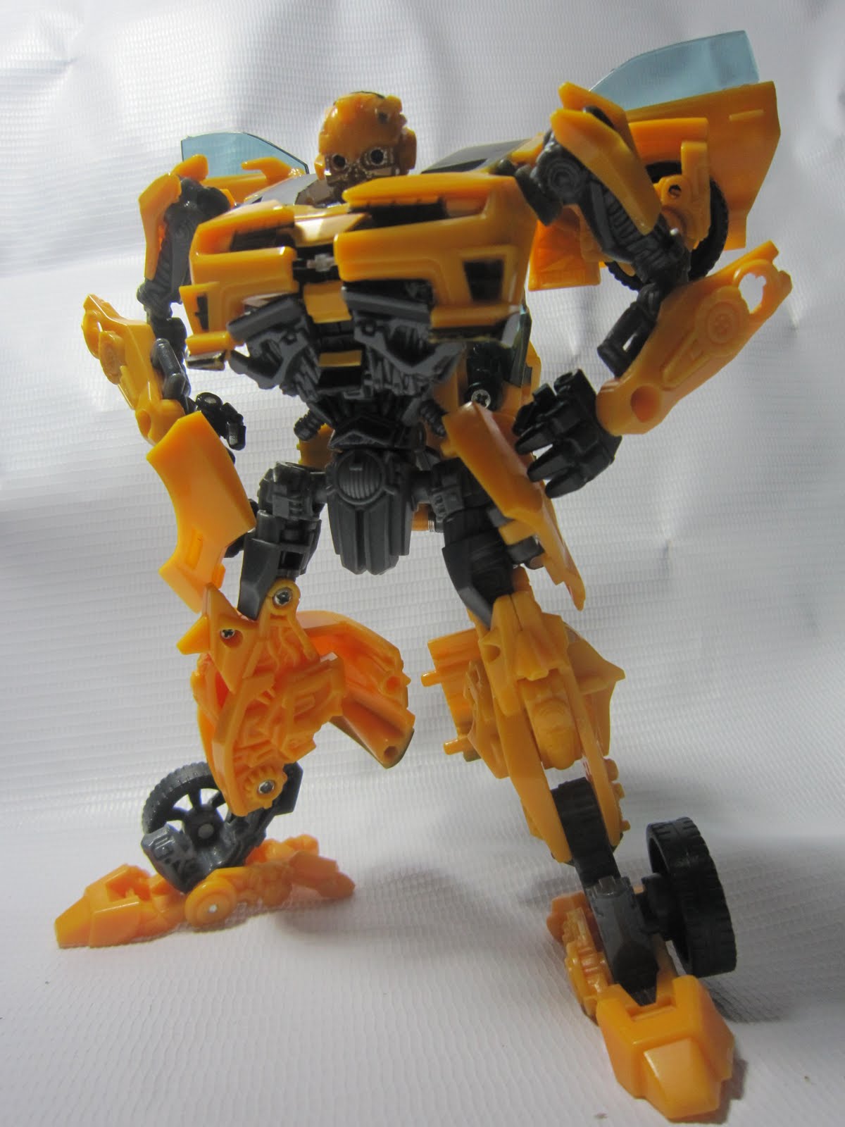 ZoiDiect's Base: DOTM Mechtech Deluxe Class Bumblebee