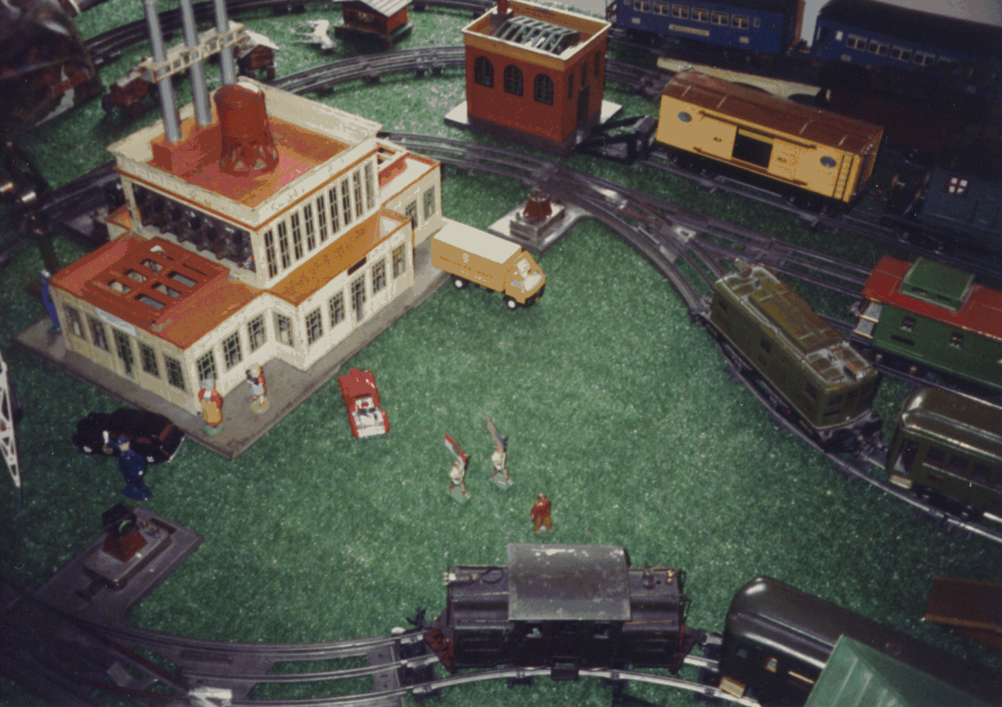 Toys and Stuff: TRAIN TIME: Norm K's Small Standard Gauge Layout